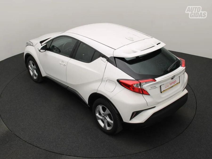 White Toyota C-HR 2018 in Vilnius, with an engine capacity of 1.80 L and mileage of 196 thousand km for 15199 €, photo 13 on AUTOMOTO.COM.LV