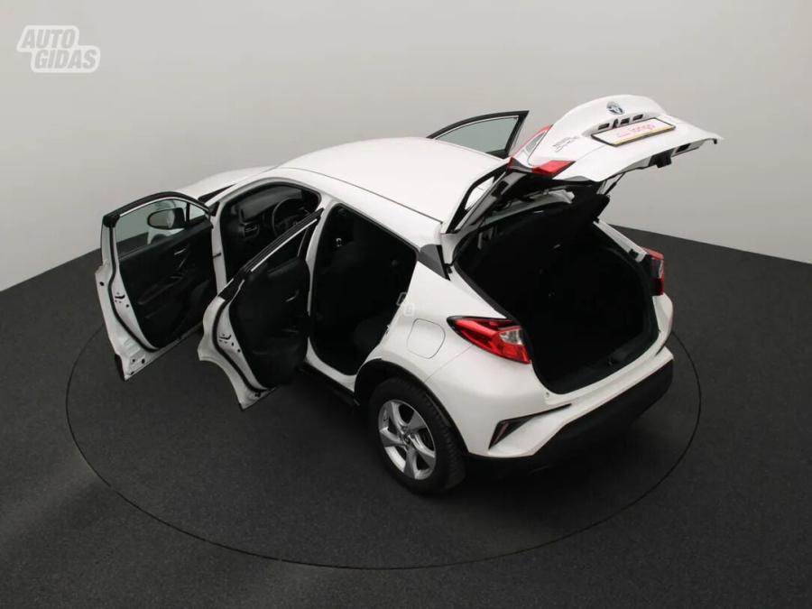 White Toyota C-HR 2018 in Vilnius, with an engine capacity of 1.80 L and mileage of 196 thousand km for 15199 €, photo 14 on AUTOMOTO.COM.LV