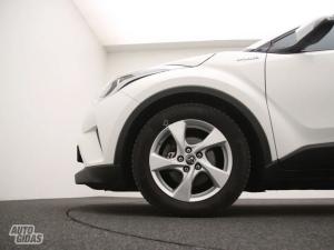 White Toyota C-HR 2018 in Vilnius, with an engine capacity of 1.80 L and mileage of 196 thousand km for 15199 €, photo 28 on AUTOMOTO.COM.LV