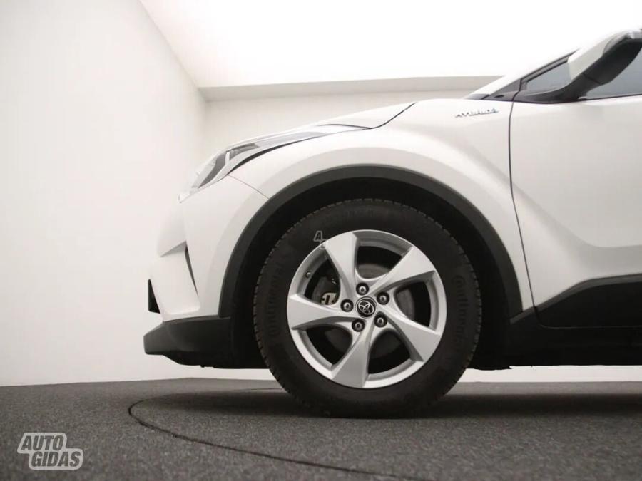 White Toyota C-HR 2018 in Vilnius, with an engine capacity of 1.80 L and mileage of 196 thousand km for 15199 €, photo 28 on AUTOMOTO.COM.LV