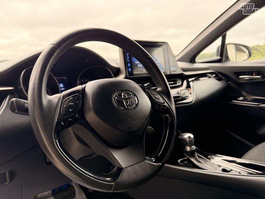 Белый Тойота C-HR 2018 в Вильнюс, объемом двигателя 1.80 л и пробегом 209 тыс. км за 13950 €, фото 13 на AUTOMOTO.COM.LV