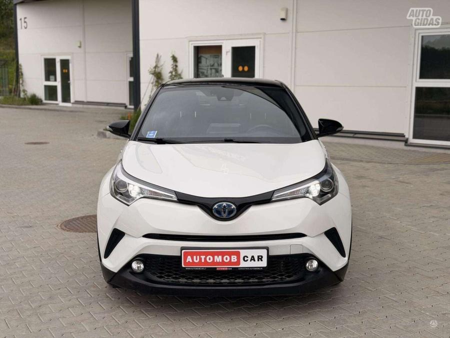 White Toyota C-HR 2018 in Vilnius, with an engine capacity of 1.80 L and mileage of 209 thousand km for 13950 €, photo 3 on AUTOMOTO.COM.LV