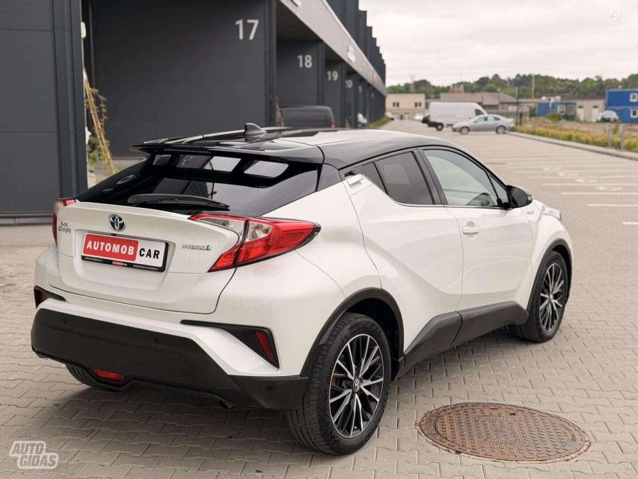 White Toyota C-HR 2018 in Vilnius, with an engine capacity of 1.80 L and mileage of 209 thousand km for 13950 €, photo 5 on AUTOMOTO.COM.LV