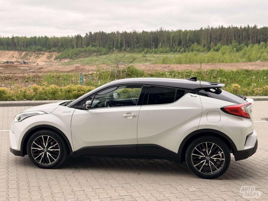 White Toyota C-HR 2018 in Vilnius, with an engine capacity of 1.80 L and mileage of 209 thousand km for 13950 €, photo 7 on AUTOMOTO.COM.LV