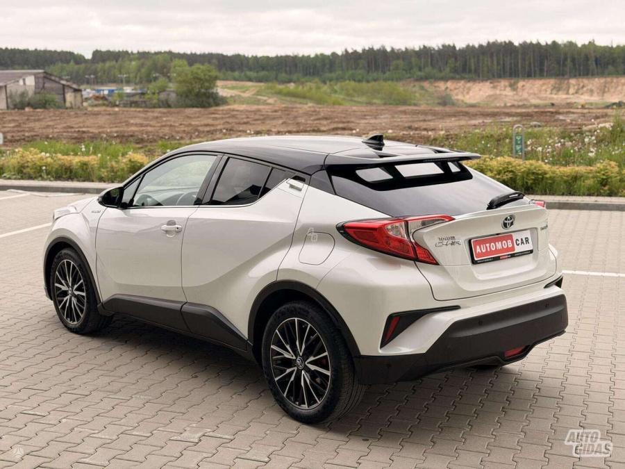 White Toyota C-HR 2018 in Vilnius, with an engine capacity of 1.80 L and mileage of 209 thousand km for 13950 €, photo 8 on AUTOMOTO.COM.LV