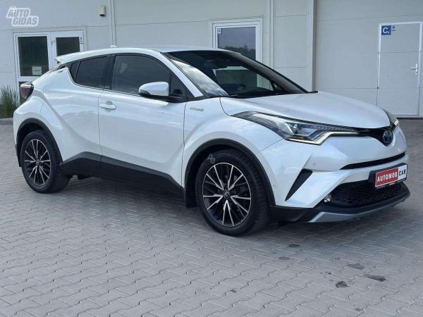 White Toyota C-HR 2018 in Vilnius, with an engine capacity of 1.80 L and mileage of 112 thousand km for 17650 €, photo 3 on AUTOMOTO.COM.LV