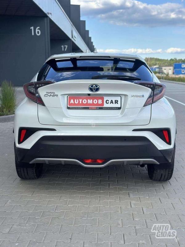 White Toyota C-HR 2018 in Vilnius, with an engine capacity of 1.80 L and mileage of 112 thousand km for 17650 €, photo 5 on AUTOMOTO.COM.LV
