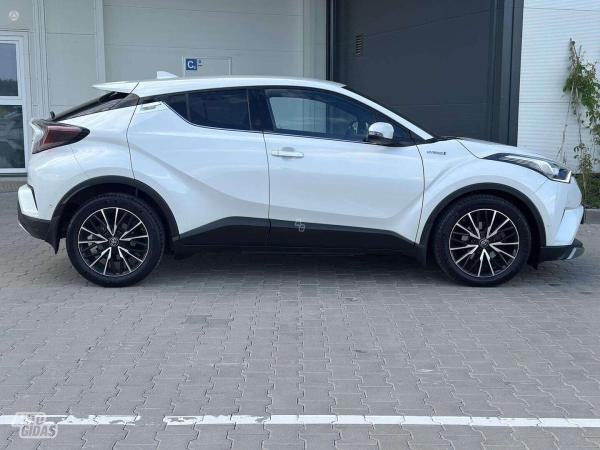 White Toyota C-HR 2018 in Vilnius, with an engine capacity of 1.80 L and mileage of 112 thousand km for 17650 €, photo 7 on AUTOMOTO.COM.LV