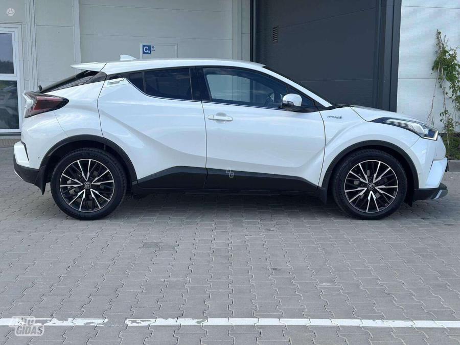 Белый Тойота C-HR 2018 в Вильнюс, объемом двигателя 1.80 л и пробегом 112 тыс. км за 17650 €, фото 8 на AUTOMOTO.COM.LV