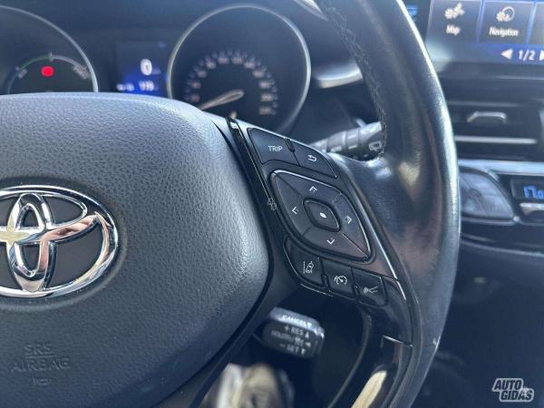 White Toyota C-HR 2018 in Vilnius, with an engine capacity of 1.80 L and mileage of 112 thousand km for 17650 €, photo 10 on AUTOMOTO.COM.LV