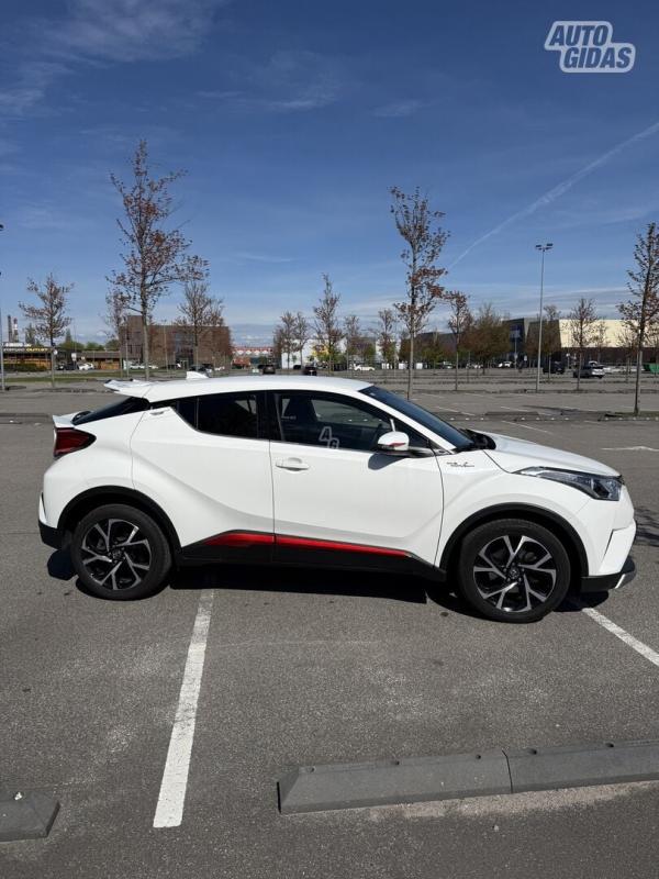 Белый Тойота C-HR 2018 в Клайпеда, объемом двигателя 1.20 л и пробегом 58 тыс. км за 14500 €, фото 2 на AUTOMOTO.COM.LV