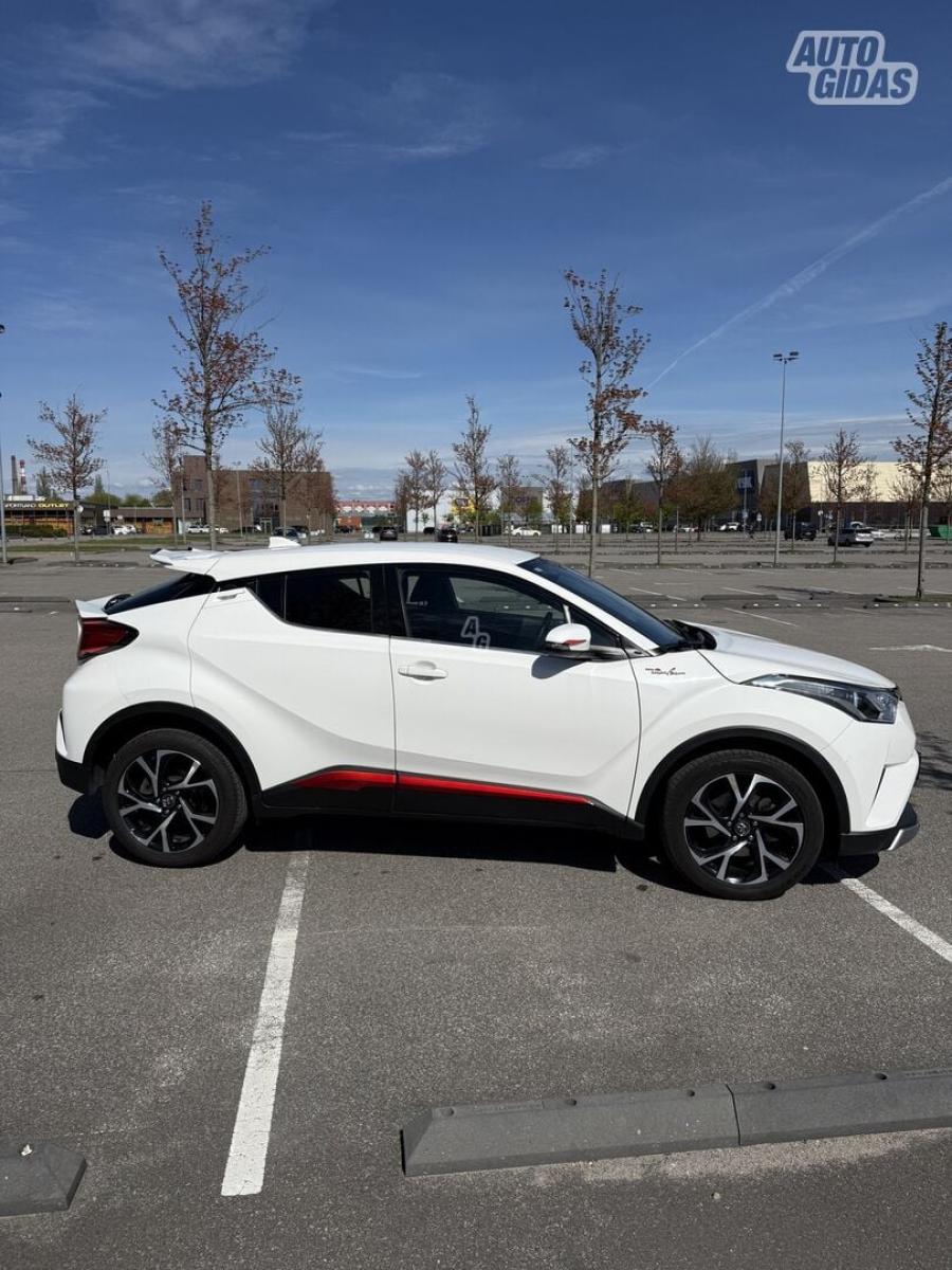 Белый Тойота C-HR 2018 в Клайпеда, объемом двигателя 1.20 л и пробегом 58 тыс. км за 14500 €, фото 3 на AUTOMOTO.COM.LV