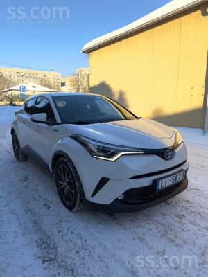 White Toyota C-HR 2018 in Riga, with an engine capacity of 1.80 L and mileage of 91 thousand km for 17200 €, photo  on AUTOMOTO.COM.LV