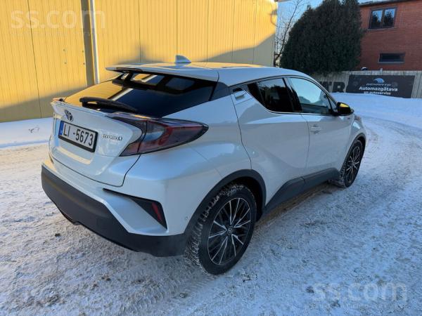 Белый Тойота C-HR 2018 в Рига, объемом двигателя 1.80 л и пробегом 91 тыс. км за 17200 €, фото 3 на AUTOMOTO.COM.LV