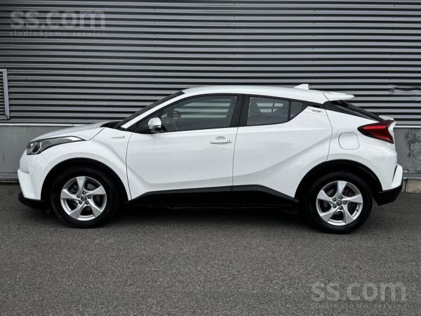White Toyota C-HR 2018 in Riga, with an engine capacity of 1.80 L and mileage of 188 thousand km for 14900 €, photo 2 on AUTOMOTO.COM.LV