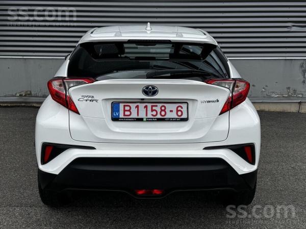 White Toyota C-HR 2018 in Riga, with an engine capacity of 1.80 L and mileage of 188 thousand km for 14900 €, photo 4 on AUTOMOTO.COM.LV