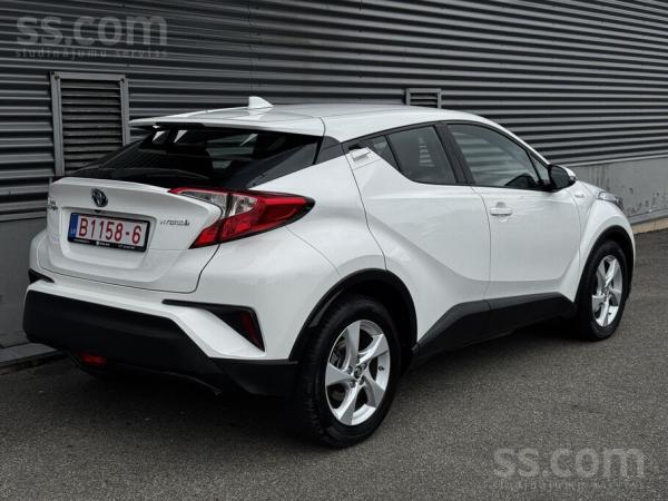 White Toyota C-HR 2018 in Riga, with an engine capacity of 1.80 L and mileage of 188 thousand km for 14900 €, photo 5 on AUTOMOTO.COM.LV