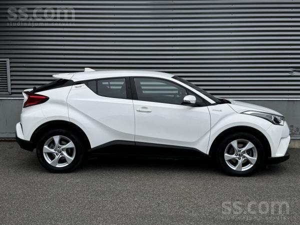 White Toyota C-HR 2018 in Riga, with an engine capacity of 1.80 L and mileage of 188 thousand km for 14900 €, photo 6 on AUTOMOTO.COM.LV