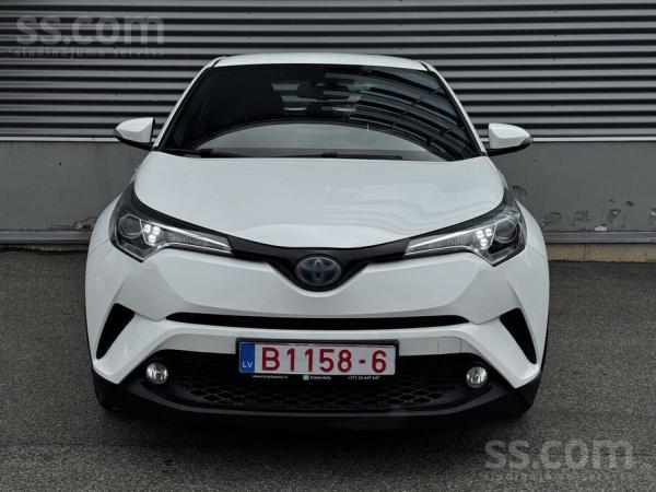 White Toyota C-HR 2018 in Riga, with an engine capacity of 1.80 L and mileage of 188 thousand km for 14900 €, photo 8 on AUTOMOTO.COM.LV