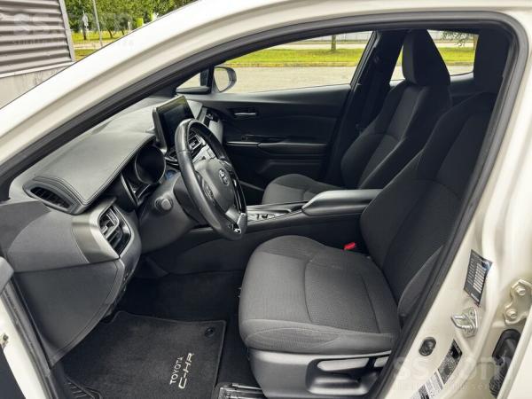 White Toyota C-HR 2018 in Riga, with an engine capacity of 1.80 L and mileage of 188 thousand km for 14900 €, photo 9 on AUTOMOTO.COM.LV