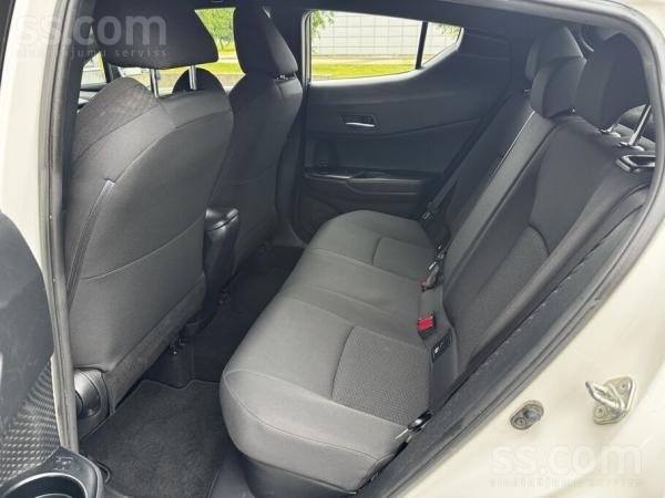 White Toyota C-HR 2018 in Riga, with an engine capacity of 1.80 L and mileage of 188 thousand km for 14900 €, photo 10 on AUTOMOTO.COM.LV