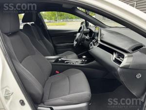 Balts Toyota C-HR 2018 Rīga, ar dzinēja tilpumu 1.80 L un nobraukumu 188 tūkst. km par 14900 €, foto 13 vietnē AUTOMOTO.COM.LV