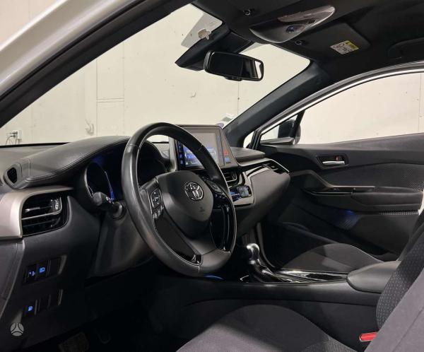 Белый Тойота C-HR 2018 в Клайпеда, объемом двигателя 1.80 л и пробегом 181 тыс. км за 15500 €, фото 2 на AUTOMOTO.COM.LV