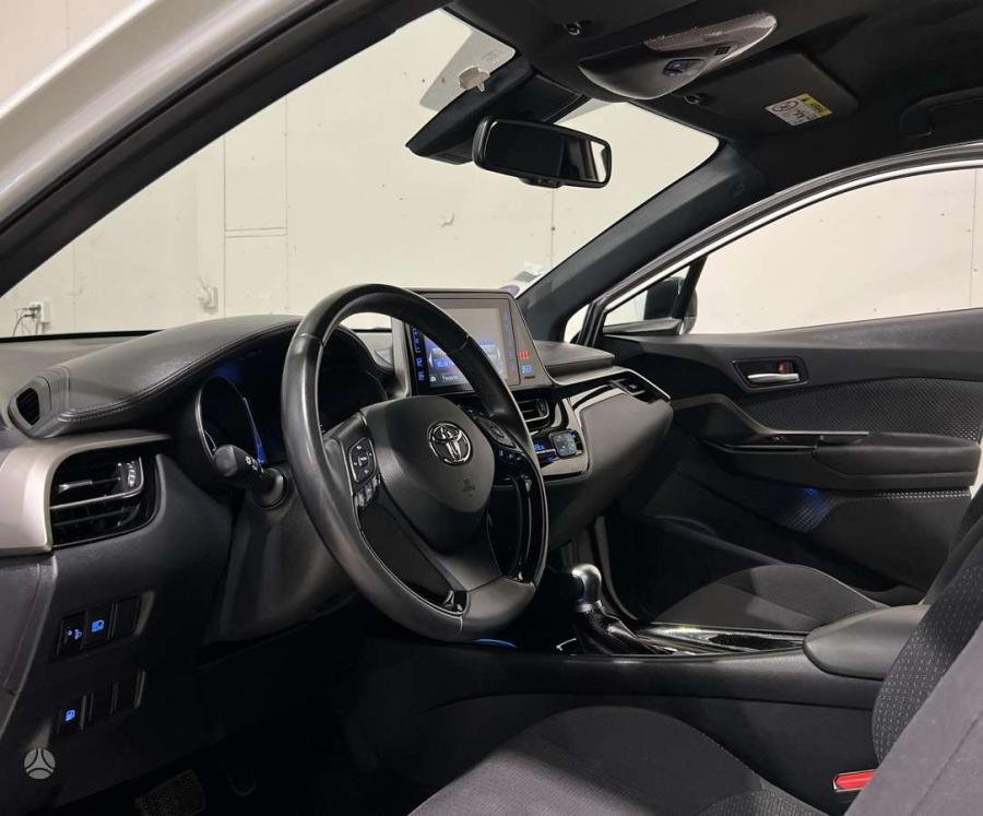 Белый Тойота C-HR 2018 в Клайпеда, объемом двигателя 1.80 л и пробегом 181 тыс. км за 15500 €, фото 3 на AUTOMOTO.COM.LV