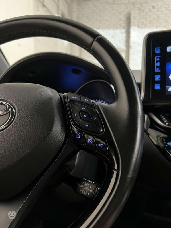 Белый Тойота C-HR 2018 в Клайпеда, объемом двигателя 1.80 л и пробегом 181 тыс. км за 15500 €, фото 4 на AUTOMOTO.COM.LV
