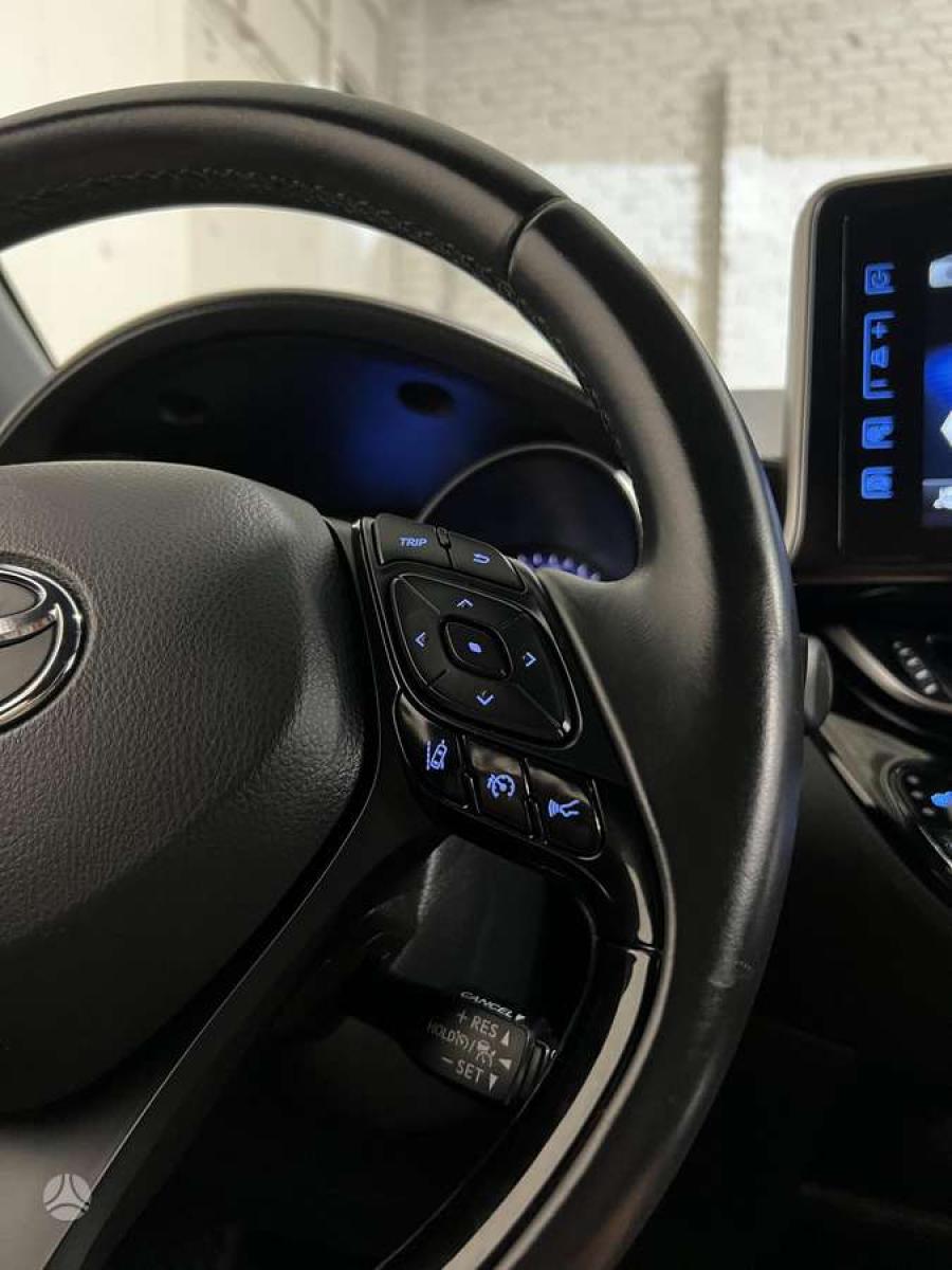 Белый Тойота C-HR 2018 в Клайпеда, объемом двигателя 1.80 л и пробегом 181 тыс. км за 15500 €, фото 5 на AUTOMOTO.COM.LV