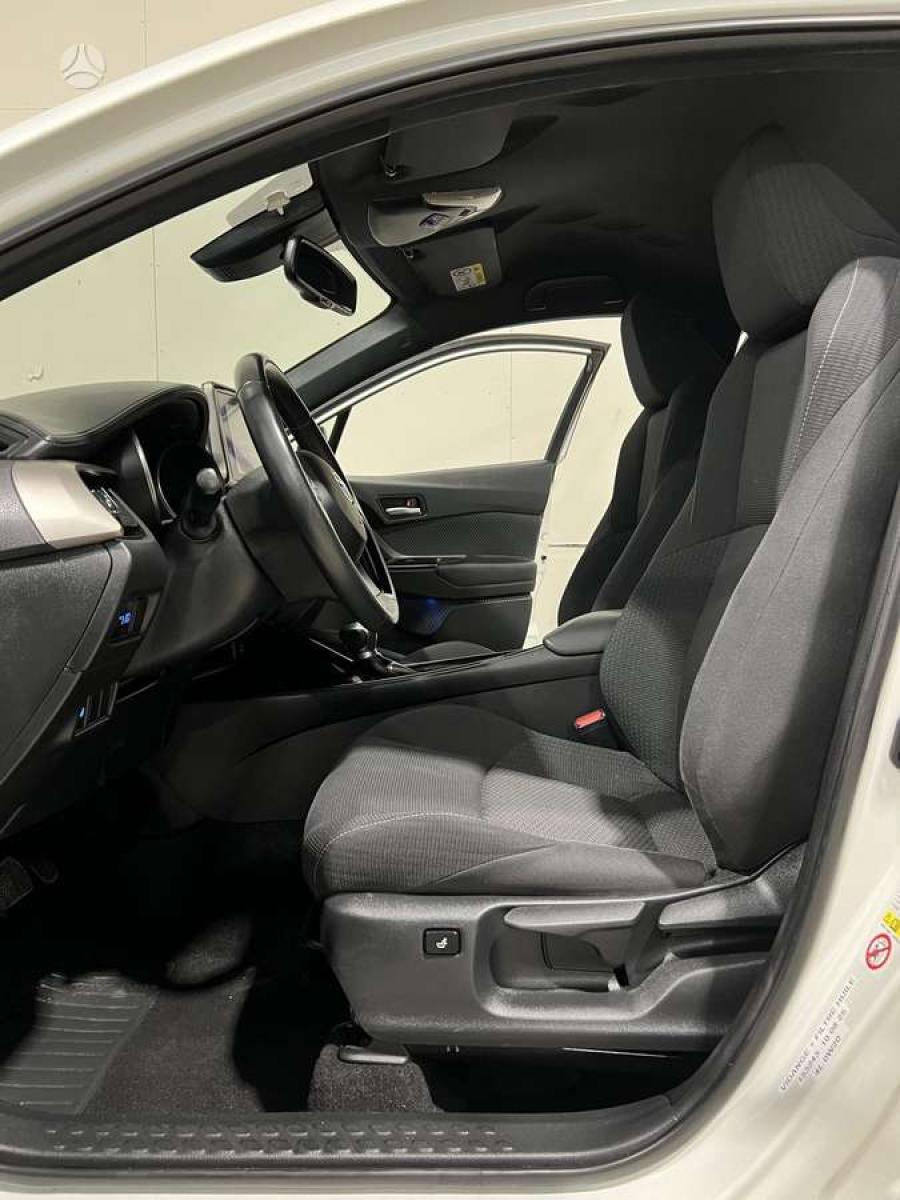 Белый Тойота C-HR 2018 в Клайпеда, объемом двигателя 1.80 л и пробегом 181 тыс. км за 15500 €, фото 7 на AUTOMOTO.COM.LV