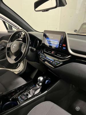 Белый Тойота C-HR 2018 в Клайпеда, объемом двигателя 1.80 л и пробегом 181 тыс. км за 15500 €, фото 16 на AUTOMOTO.COM.LV