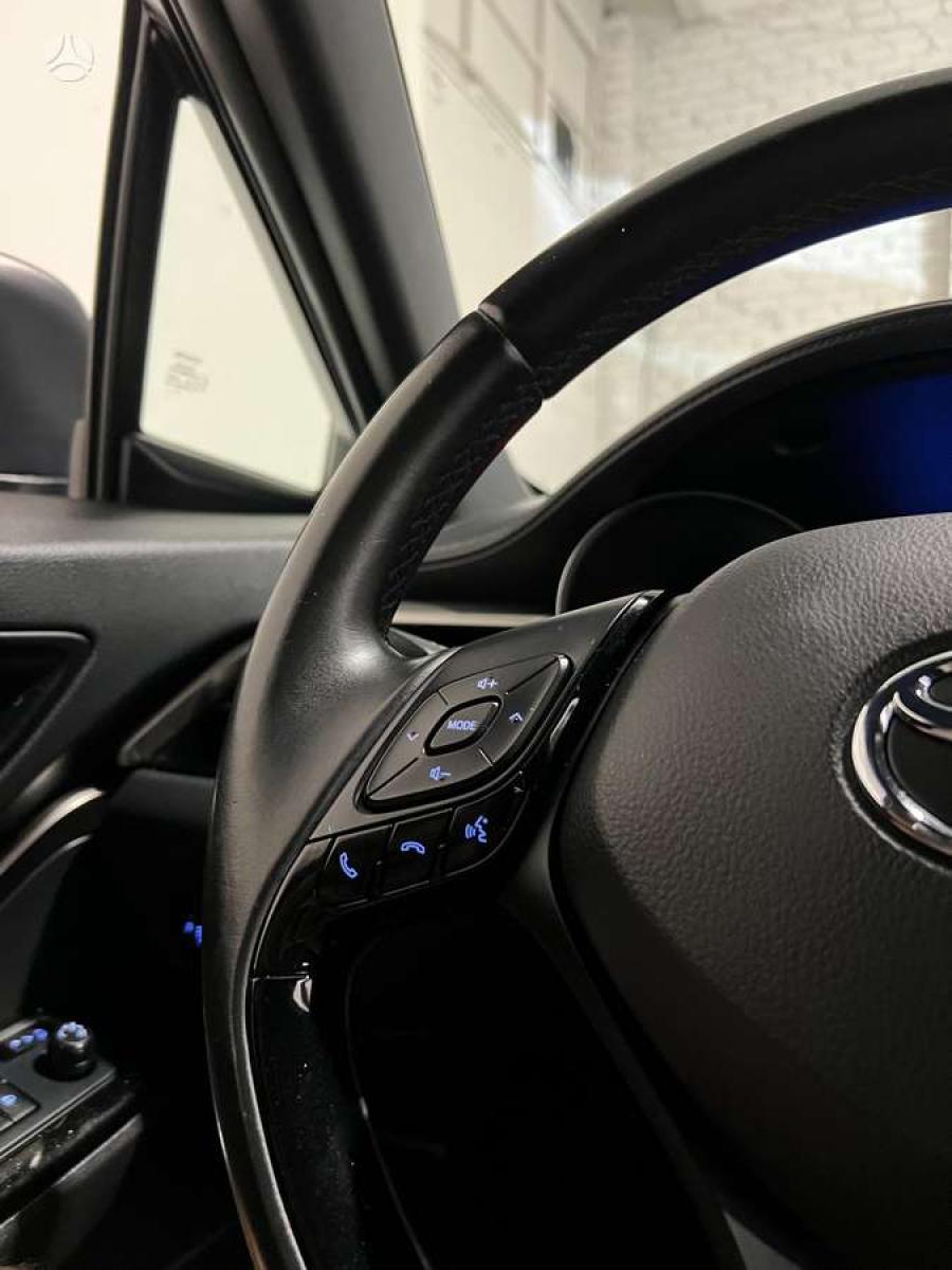 Белый Тойота C-HR 2018 в Клайпеда, объемом двигателя 1.80 л и пробегом 181 тыс. км за 15500 €, фото 18 на AUTOMOTO.COM.LV