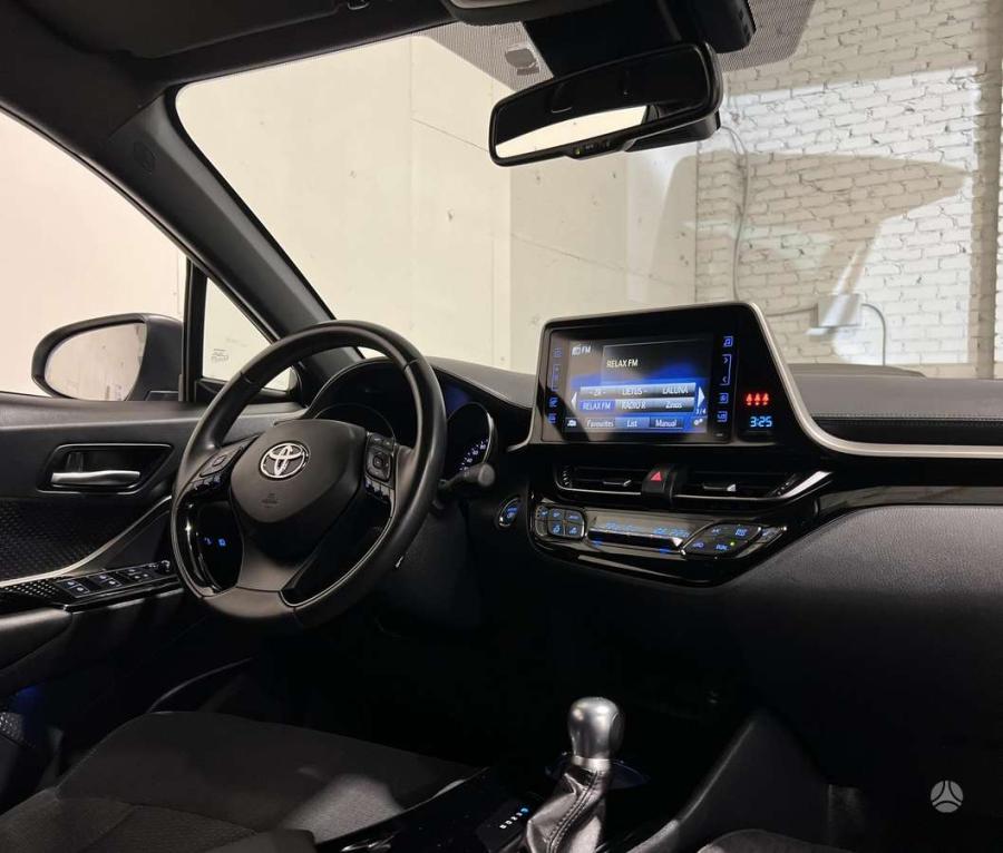Белый Тойота C-HR 2018 в Клайпеда, объемом двигателя 1.80 л и пробегом 181 тыс. км за 15500 €, фото 25 на AUTOMOTO.COM.LV