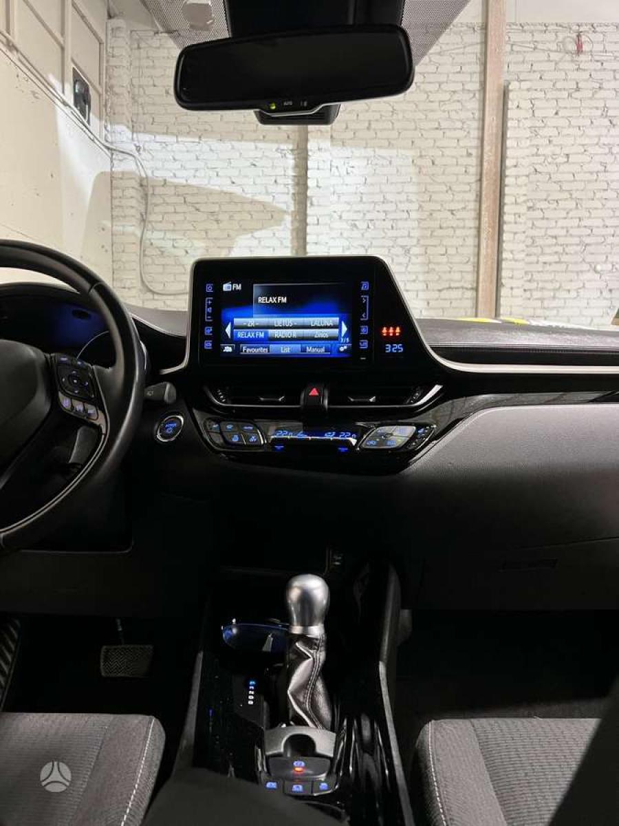 Белый Тойота C-HR 2018 в Клайпеда, объемом двигателя 1.80 л и пробегом 181 тыс. км за 15500 €, фото 28 на AUTOMOTO.COM.LV