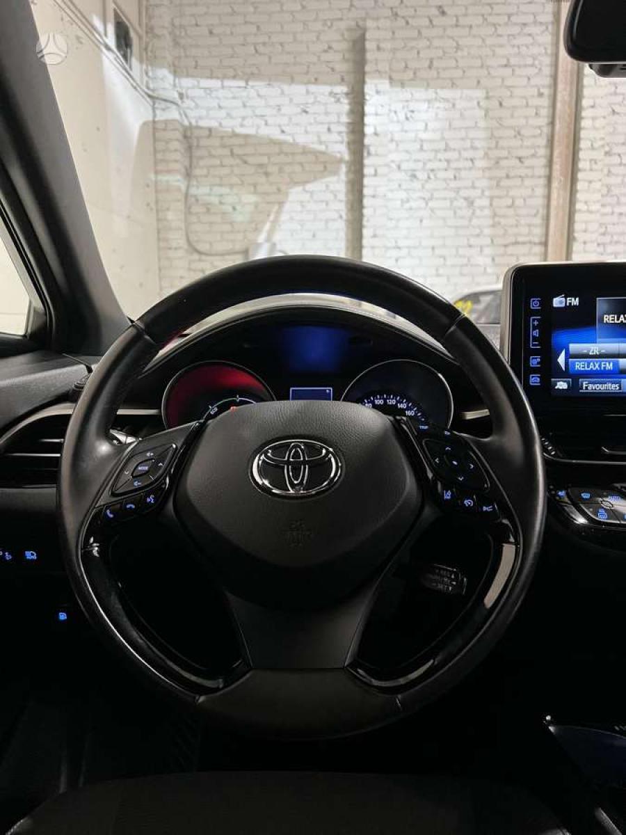 Белый Тойота C-HR 2018 в Клайпеда, объемом двигателя 1.80 л и пробегом 181 тыс. км за 15500 €, фото 33 на AUTOMOTO.COM.LV