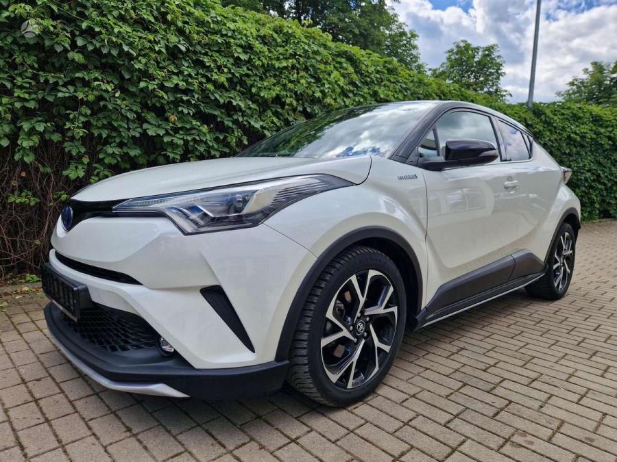 White Toyota C-HR 2018 in Vilnius, with an engine capacity of 1.80 L and mileage of 110 thousand km for 17650 €, photo 1 on AUTOMOTO.COM.LV