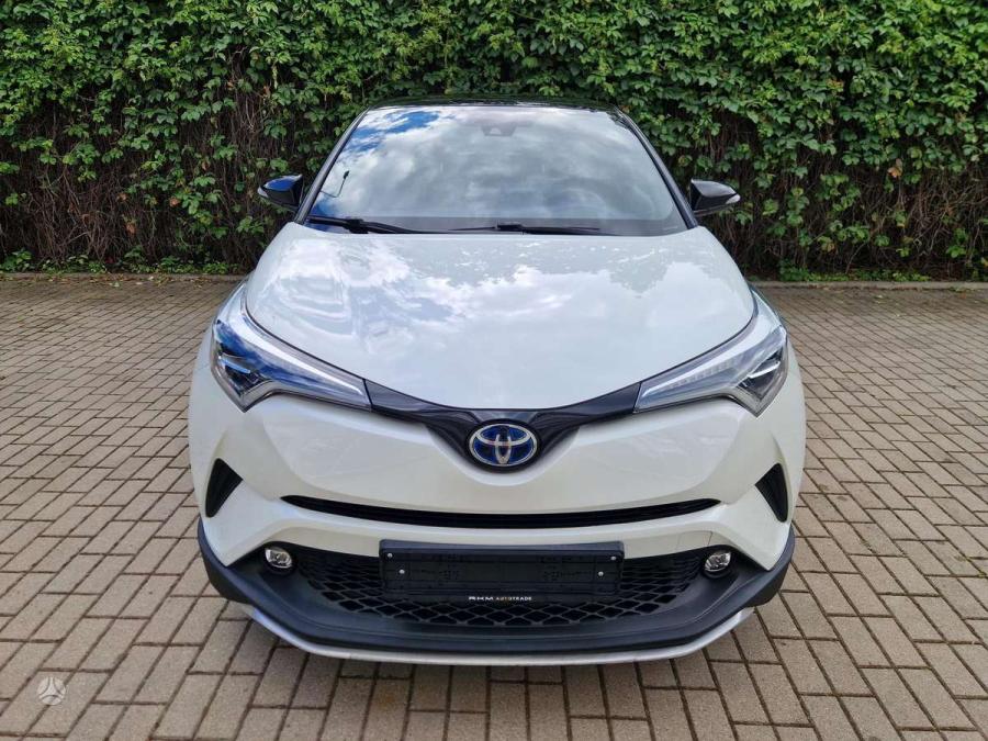 White Toyota C-HR 2018 in Vilnius, with an engine capacity of 1.80 L and mileage of 110 thousand km for 17650 €, photo 3 on AUTOMOTO.COM.LV