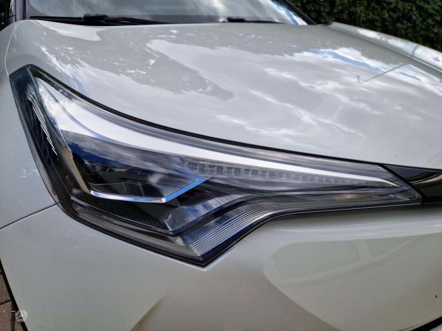 White Toyota C-HR 2018 in Vilnius, with an engine capacity of 1.80 L and mileage of 110 thousand km for 17650 €, photo 5 on AUTOMOTO.COM.LV