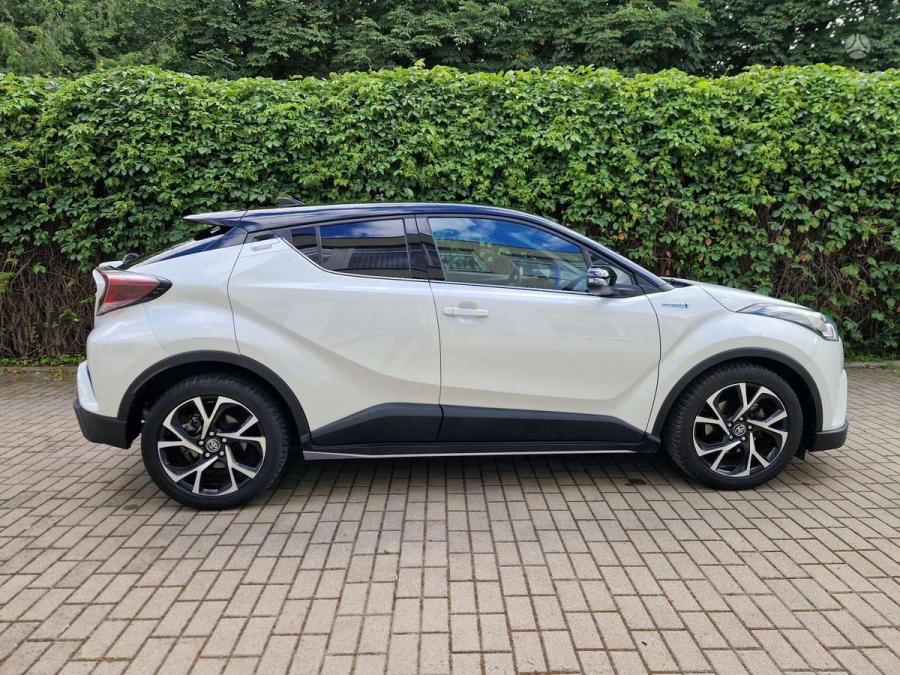 White Toyota C-HR 2018 in Vilnius, with an engine capacity of 1.80 L and mileage of 110 thousand km for 17650 €, photo 6 on AUTOMOTO.COM.LV