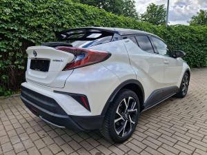 White Toyota C-HR 2018 in Vilnius, with an engine capacity of 1.80 L and mileage of 110 thousand km for 17650 €, photo 7 on AUTOMOTO.COM.LV