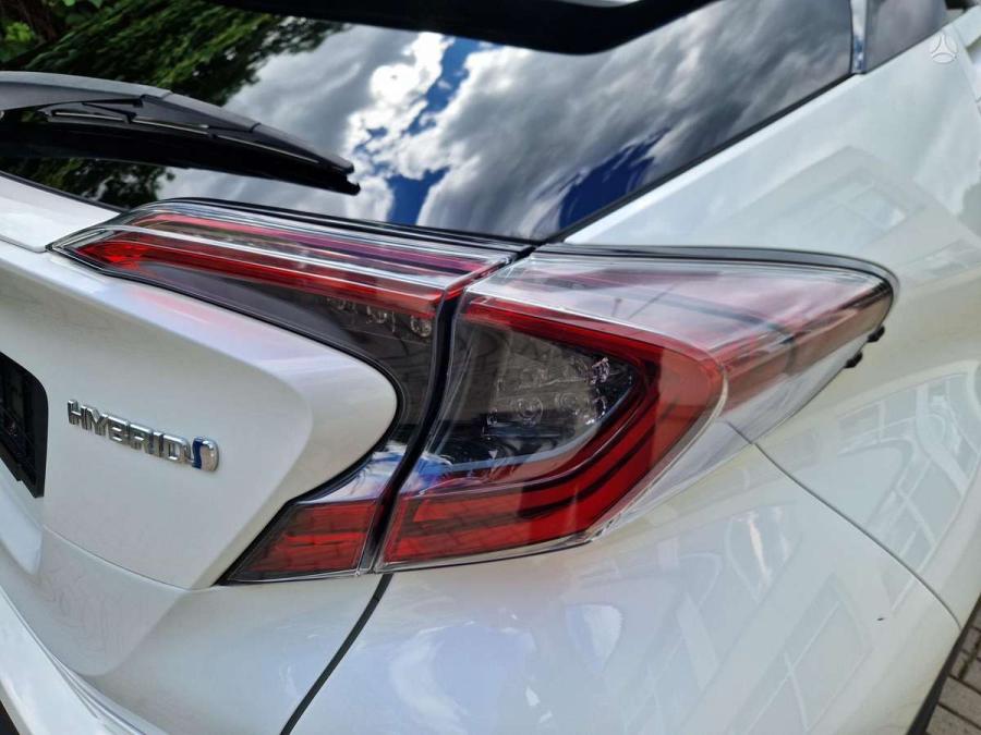 White Toyota C-HR 2018 in Vilnius, with an engine capacity of 1.80 L and mileage of 110 thousand km for 17650 €, photo 8 on AUTOMOTO.COM.LV