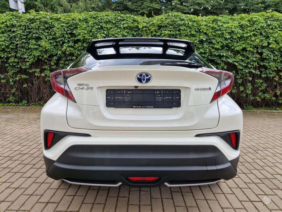 White Toyota C-HR 2018 in Vilnius, with an engine capacity of 1.80 L and mileage of 110 thousand km for 17650 €, photo 10 on AUTOMOTO.COM.LV