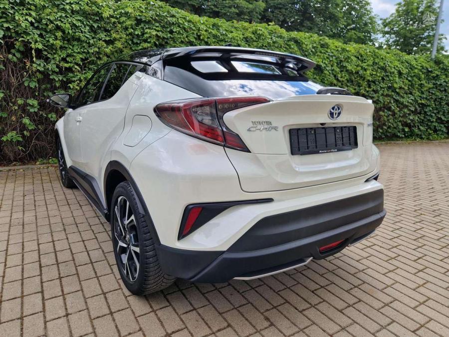 White Toyota C-HR 2018 in Vilnius, with an engine capacity of 1.80 L and mileage of 110 thousand km for 17650 €, photo 11 on AUTOMOTO.COM.LV