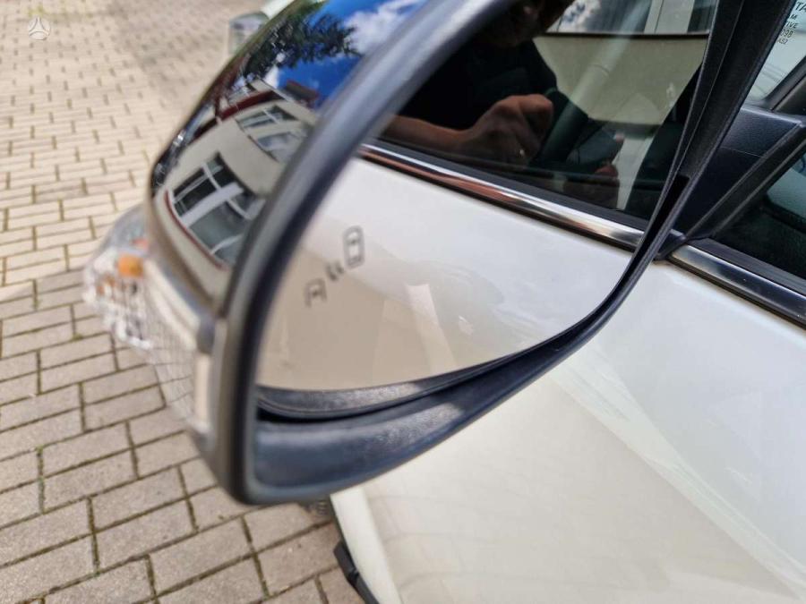 White Toyota C-HR 2018 in Vilnius, with an engine capacity of 1.80 L and mileage of 110 thousand km for 17650 €, photo 15 on AUTOMOTO.COM.LV