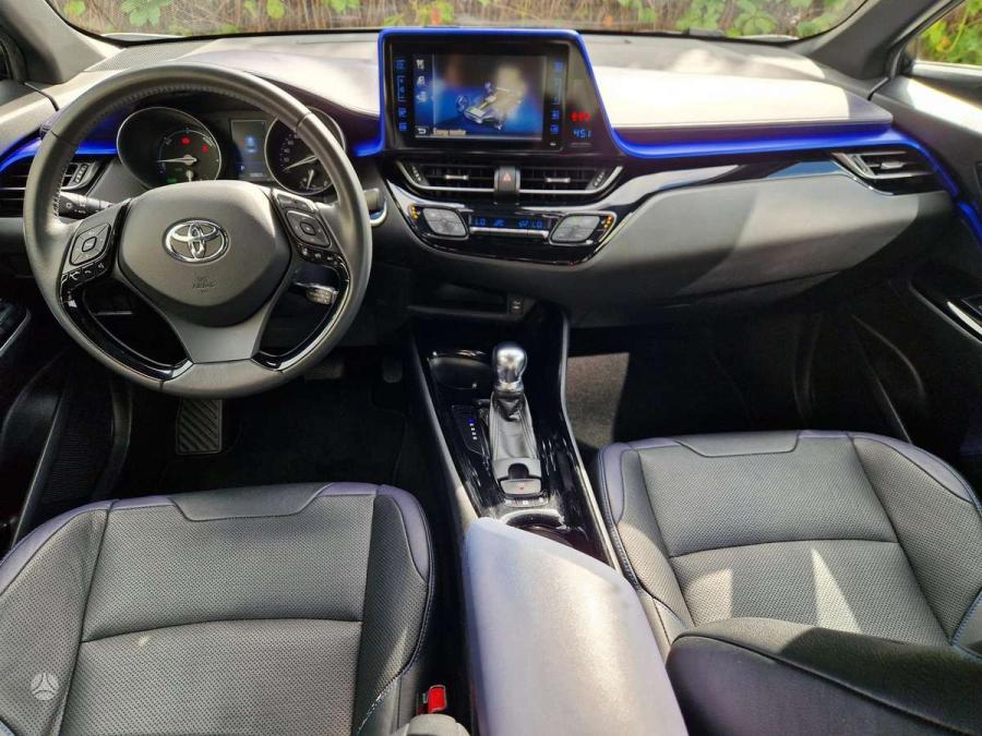White Toyota C-HR 2018 in Vilnius, with an engine capacity of 1.80 L and mileage of 110 thousand km for 17650 €, photo 20 on AUTOMOTO.COM.LV