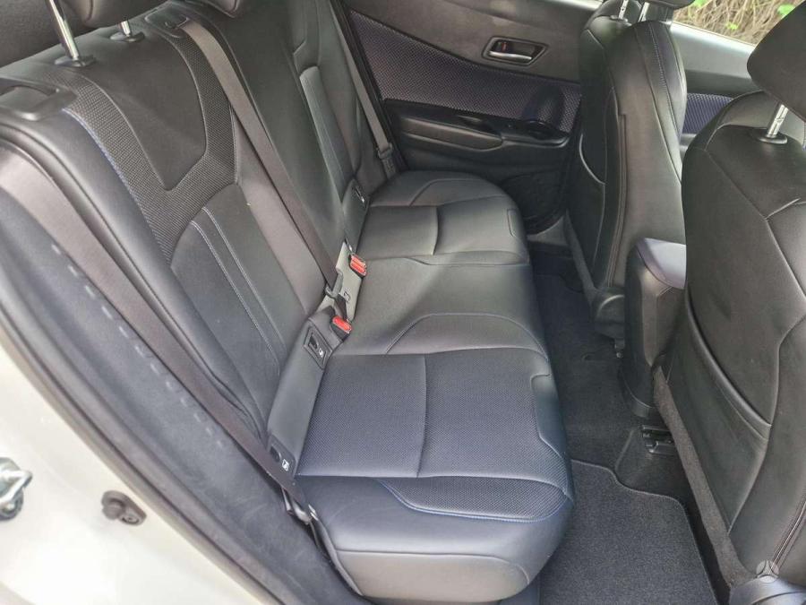 White Toyota C-HR 2018 in Vilnius, with an engine capacity of 1.80 L and mileage of 110 thousand km for 17650 €, photo 28 on AUTOMOTO.COM.LV