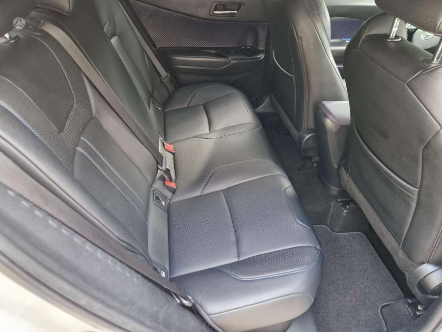 White Toyota C-HR 2018 in Vilnius, with an engine capacity of 1.80 L and mileage of 110 thousand km for 17650 €, photo 29 on AUTOMOTO.COM.LV