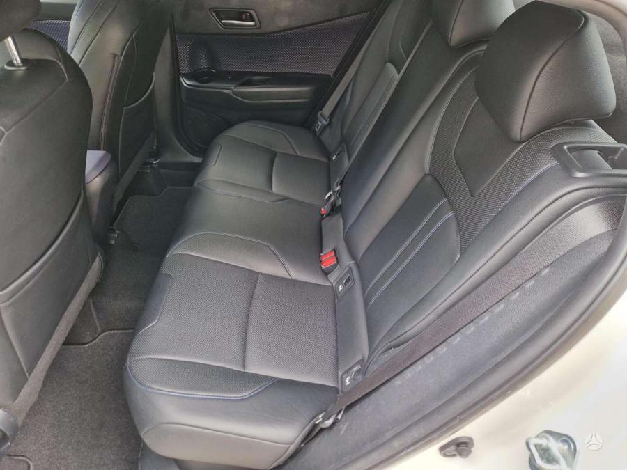 White Toyota C-HR 2018 in Vilnius, with an engine capacity of 1.80 L and mileage of 110 thousand km for 17650 €, photo 30 on AUTOMOTO.COM.LV
