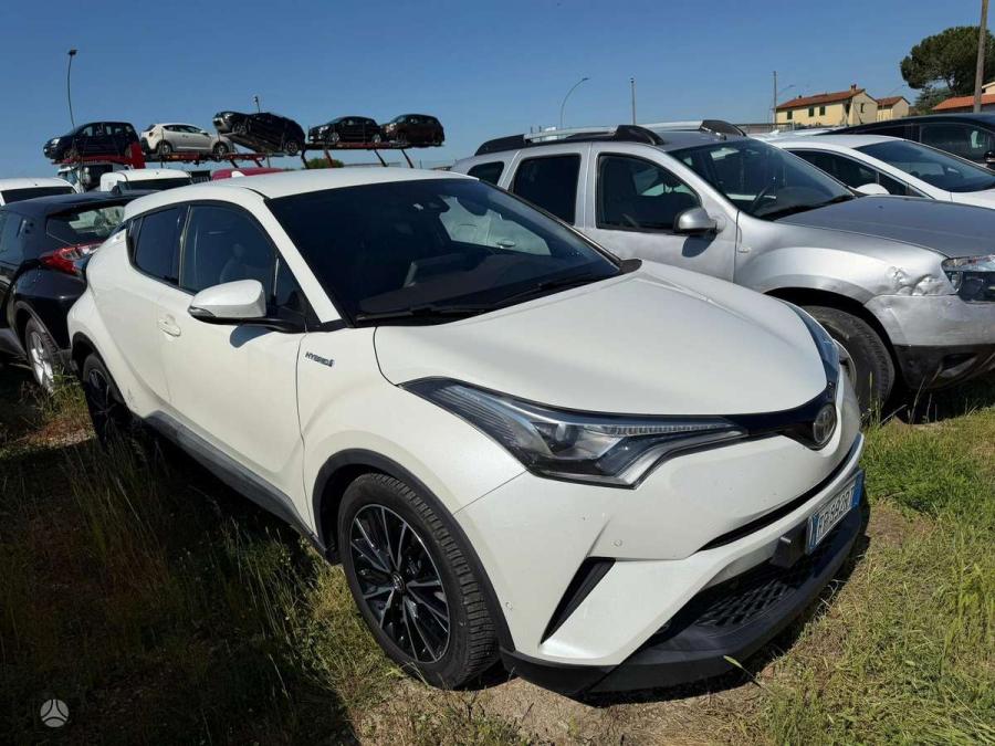 Белый Тойота C-HR 2018 в Шяуляй, объемом двигателя 1.80 л и пробегом 136 тыс. км за 16800 €, фото 3 на AUTOMOTO.COM.LV